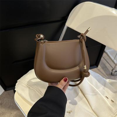Cina 2024 Summer Street Fashion Simple Solid Color Underarm Bag per la comodità quotidiana in vendita