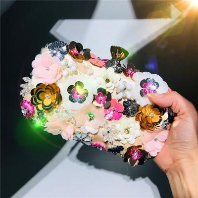 Cina Borsa di cristallo a forma di pacco e perline per donne di design sofisticato in vendita