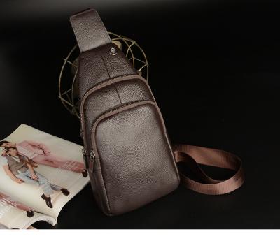 Cina Acceptabile OEM ODM Borsa da petto maschile pelle vera con carica USB e senza decorazione in vendita