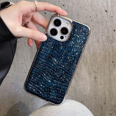 中国 Electroplated Leather Crocodile Pattern Mobile Phone Case Compatible with iPhone15 Pro Max 販売のため