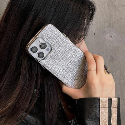 中国 Electroplated Leather Crocodile Pattern Mobile Phone Case Compatible with iPhone15 Pro Max 販売のため