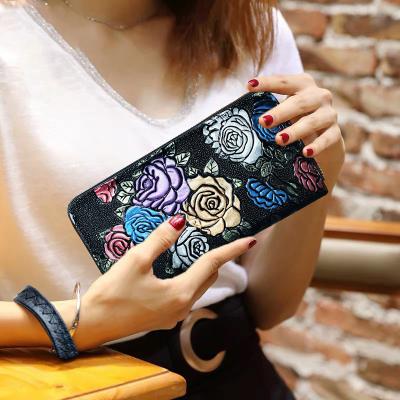 Cina Portafogli per donne di design in pelle lunga in PU con stampa personalizzata e design alla moda in vendita