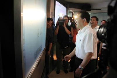 중국 LED 디스플레이 인터랙티브 터치 스크린 화이트보드 5000:1 콘트라스트 협업 학습에 이상적입니다 판매용