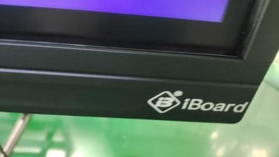Китай IBoard Factory Wholesale Интерактивный сенсорный экран Монитор 2 мм Точность 15W * 2 или 20W * 2 Динамики и беспроводная проекция экрана Интерактивная доска продается