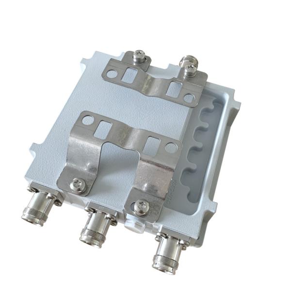 IP67 PIM 160dBc Combinateur à trois bandes de signal coaxial avec connecteur féminin 790-960MH