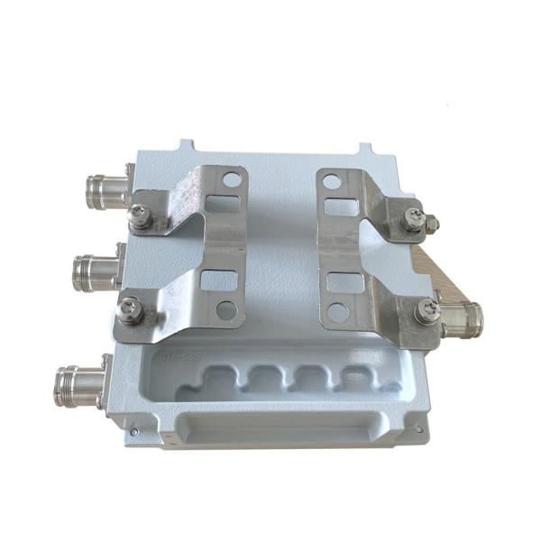 IP67 PIM 160dBc Combinateur à trois bandes de signal coaxial avec connecteur féminin 790-960MH