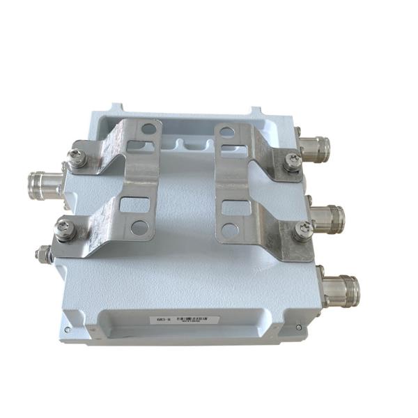 IP67 PIM 160dBc Combinateur à trois bandes de signal coaxial avec connecteur féminin 790-960MH