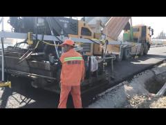 Il fascio di bilanciamento ad ultrasuoni senza contatto di Siming Technology è abbinato a un pavimentatore di asfalto VOLVO per op