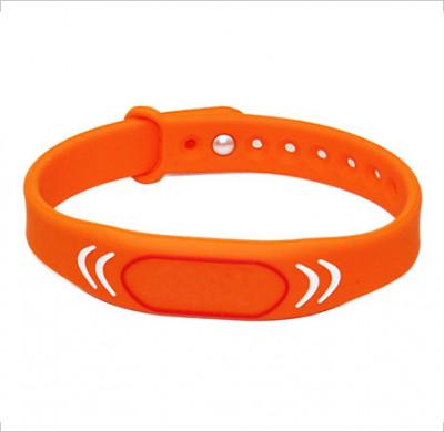 Chine Bracelet réglable ultra-léger de silicone de RFID adapté aux besoins du client avec la boucle en métal à vendre
