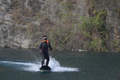 Cina Tavolo da surf a combustibile personalizzato con tubo e motore a due tempi da 110cc in vendita