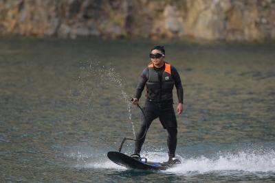 Cina OEM personalizzato BluePenguin motore a benzina azionato surfboard per velocità costante Jet Surfing in vendita