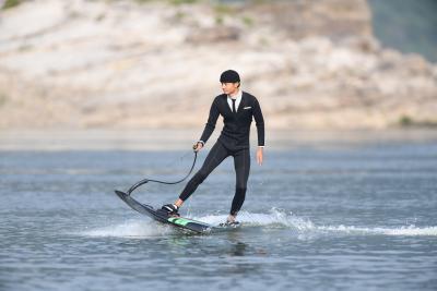 Cina BluePenguin Carbon Fiber Power Surfboard con motore a velocità massima di 60 km/h in vendita