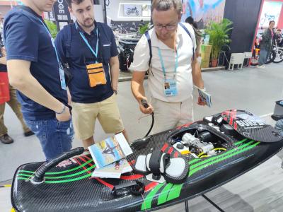 Cina Logo personalizzato 110cc Motor-Powered Surfboards OEM personalizzato per la versione estiva 2023 in vendita