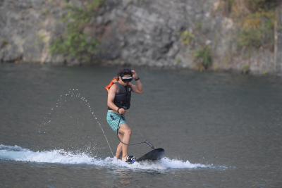 Cina Velocità massima 60 km/h Tavolo da surf elettrico a 2 tempi con il miglior olio e potente motore a benzina in vendita
