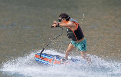 Cina Velocità massima 60 km/h Tavolo da surf elettrico a 2 tempi con il miglior olio e potente motore a benzina in vendita