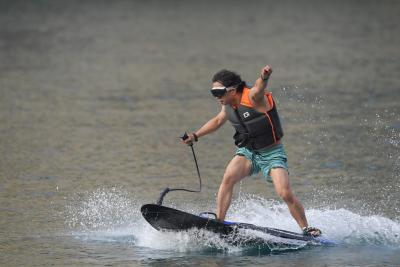 Cina Velocità massima 60 km/h Tavolo da surf elettrico a 2 tempi con il miglior olio e potente motore a benzina in vendita