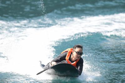 Cina Velocità massima 60 km/h Tavolo da surf elettrico a 2 tempi con il miglior olio e potente motore a benzina in vendita