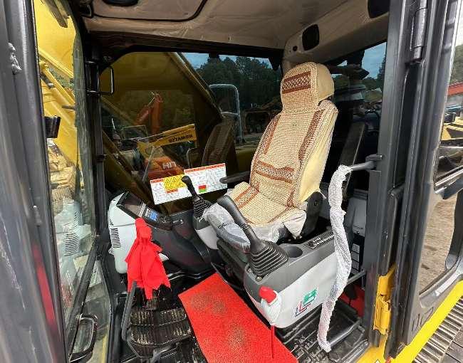 Komatsu PC220-8 Excavator Cab