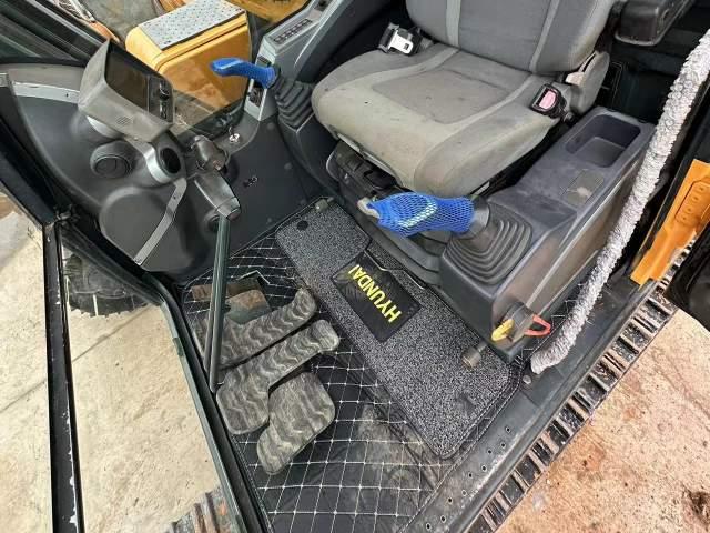 Hyundai R220-9S Excavator Cab