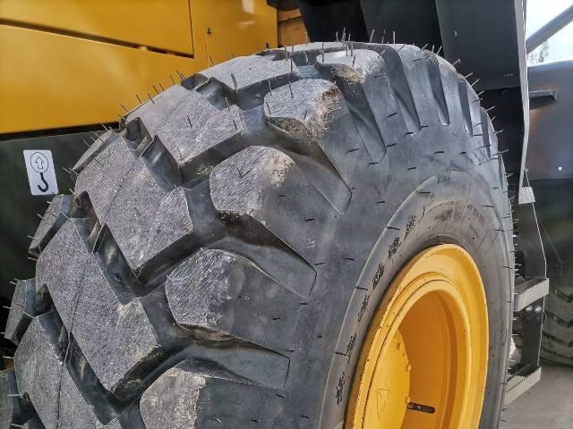SDLG 956L Loader Tyre