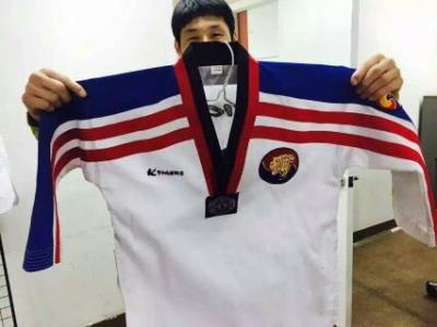 China Custom high quality martial arts dobok taekwondo uniform for adult  WTF TKD uniform for sale