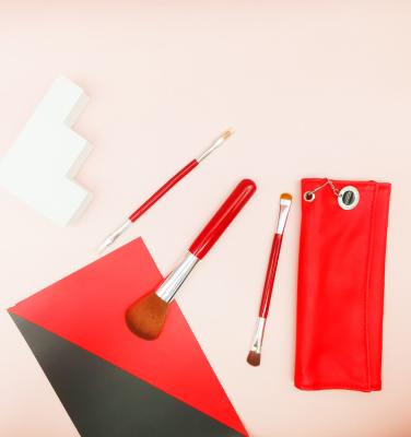 China Free Sample Face and Eye Maker Set of 3 Pieces Olive Red Facial Aluminum Red Synthetic Hair Wooden Handle Makeup Brush Set factory