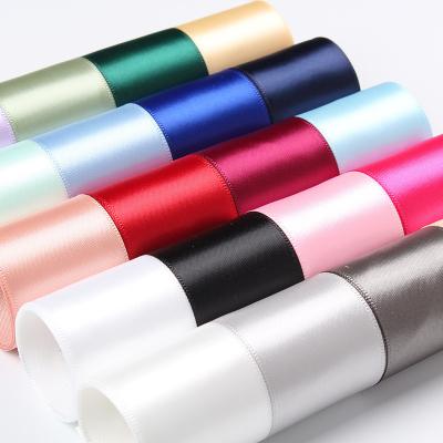 China Faixa de cetim de poliéster de face dupla de 25 mm para acessórios de vestuário à venda