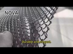 Decoratieve metaalgarnituren, gordijnen, ketenverbindingen, zilveren gepersonaliseerde gevelbekleding