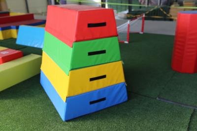 China Weiche Gymnastik-Falten-Paralleltrapez-Form-Matten Parkour-Turnhallen-Innenmatten zu verkaufen