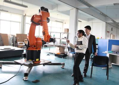 Cina Tagliatrice del laser 3D di raffreddamento ad acqua/macchina di CNC del robot laser della fibra, 2 anni di garanzia in vendita