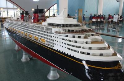 Cina Lo stile Disney di art deco si domanda i modelli di modello del giocattolo della nave da crociera con materiale acrilico in vendita