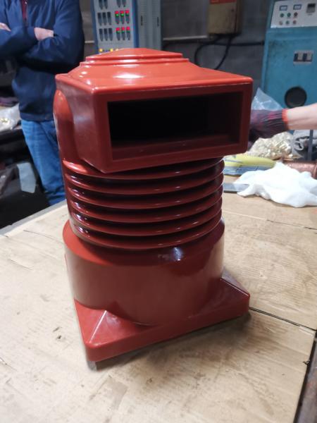 4000A 24kV HV スプートエポキシ樹脂隔熱器,5穴のエポキシ樹脂鋳型ブッシング