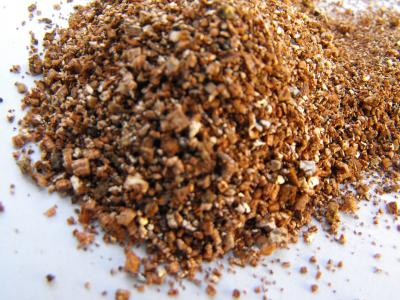 China Golden Yellow expanded vermiculite for sale