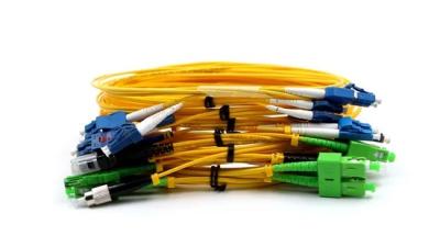 China Cable de conexión de fibra óptica MPO a LC de 12/6 núcleos de fábrica con núcleo dual para transmisión de datos de alta velocidad en venta