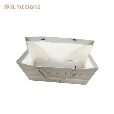 China Custom 250Ggsm Art Paper Luxury Shopping Bags with Matte Lamination and Reinforced Handles for Premium Retail Packaging for sale