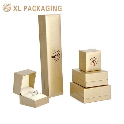 China Custom Logo PU Leer Juwelen Doos voor Verpakking Hanger Armband Armband Ketting Set for sale