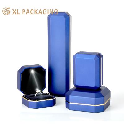 China Juwelen verpakking juwelen doos set halskestof handgemaakt luxe LED licht juwelen hanger doos for sale