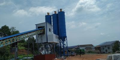 China Hoge productiviteit ≤ 120 m3/h Vaststaande gereedgemaakte betongemengde batchmachine-installatie met JS2000 tweeschaalsbetonmengmachine Te koop