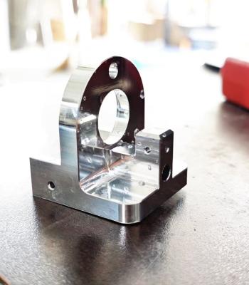 China Precision CNC Machined Servo Motor Mount Bracket in 6061 Aluminum Alloy with ±0.01mm Tolerance and High-Gloss Mirror Milling for sale
