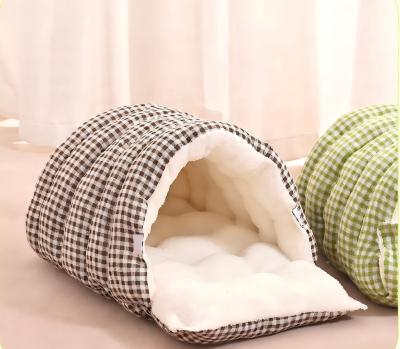 China Comfortable Enclosed Wool Cat Bed with Plush Lining Removable & Washable Checkered Design for Cozy Resting Space for sale