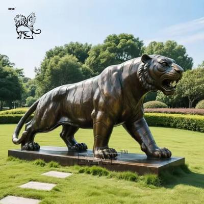 China Escultura de tigre de bronce fundición de cobre estatua de animales artesanía de metal tamaño de vida occidental decoración de jardines al aire libre en venta