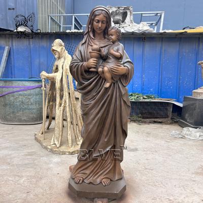 China Estatua de la Madre María de bronce Estatuas cristianas Virgen religiosa Escultura de tamaño natural Artesanías metálicas Iglesia Decoración del hogar Hecho a mano en venta