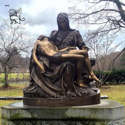 China BLVE Bronze Pieta Sculpture Life Size Copper Religious Church Mary And Jesus Statue Outdoor Decorative en venta