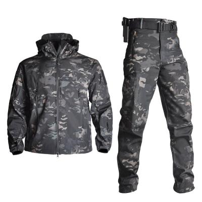 Cina Vestito impetuoso Shell Waterproof Jacket molle di Shell Waterproof Jacket del tessuto molle dello zigrino in vendita