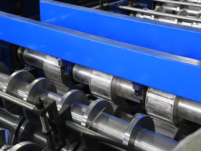 Cina Rotolo durevole dello strato del tetto del ferro del metallo che forma macchina per uso d'acciaio colorato in vendita