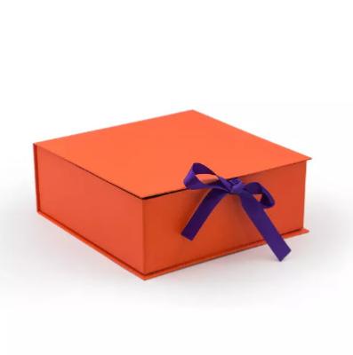 Cina Natale di compleanno che stampa il cartone rigido del contenitore di regalo con la chiusura di seta del nastro in vendita