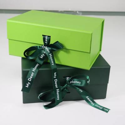 Cina Contenitori d'imballaggio pieganti di regalo del contenitore di regalo del contenitore di regalo di cartone rigido pieghevole di lusso su ordinazione dei contenitori con il nastro in vendita