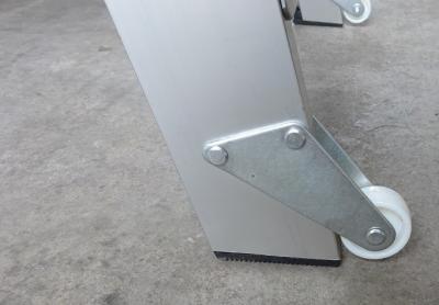 Cina Scala di alluminio scala di punto UV del certificato 3, ampia dello scalino due con la cassetta portautensili e ruote in vendita