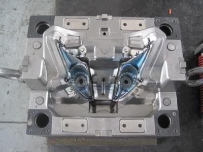Cina Superficie fredda di lucidatura dell'alloggio della luce dell'automobile del sistema del corridore che finisce cavità 1+1 in vendita