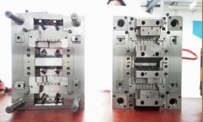 Cina Foggiatura di plastica dell'iniezione di alta precisione resistente per il connettore del cavo in vendita